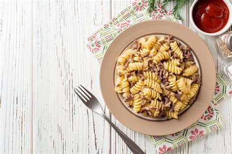 흰색 나무 테이블에 해군 스타일에 양파와 다진된 고기 Fusilli 파스타 Makarony 포flotski 러시아 요리입니다