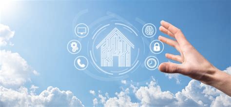 손을 잡고 집 아이콘입니다 스마트 홈 제어 지능형 집 및 홈 자동화 앱 개념입니다 Pcb 디자인 및 스마트 폰을 사용하는 사람 혁신 기술 인터넷 네트워크 개념입니다