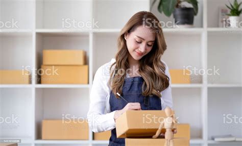 홈 오피스에서 자신의 직업 쇼핑 온라인 사업에 소포 상자를 가진 성공적인 아시아 여성 기업가 중소 기업을 시작 Sme 개념 경제에 대한 스톡 사진 및 기타 이미지 Istock