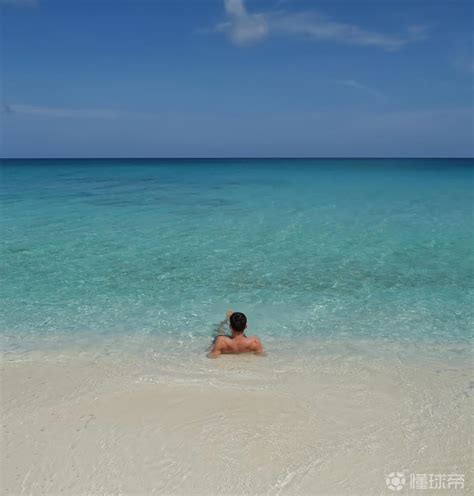 哈弗茨晒与女友海边度假照