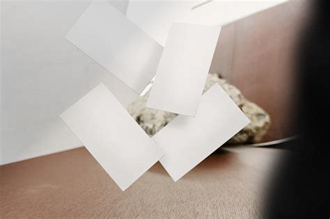 거울로 나무 꼭대기에 떠있는 깨끗한 최소한의 명함 모형 0명에 대한 스톡 사진 및 기타 이미지 0명 기업 비즈니스 단일