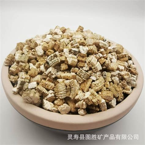 厂家供应银白蛭石大颗粒5 8mm 保温育苗孵化香包用膨胀银白蛭石 阿里巴巴