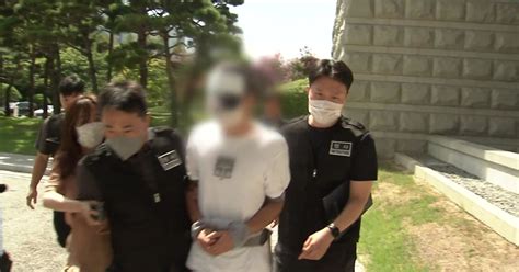 교사 흉기 피습 20대 징역 18년전자장치 부착도 명령