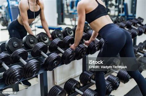 슬림 스포티 한 여자 아령 체육관에서 훈련 하면서 거울 앞에 서 있는 걸립니다 가냘픈에 대한 스톡 사진 및 기타 이미지