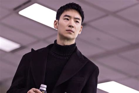 Taxi Drivers Lee Je Hoon Finds Himself In A Health Crisis That Leads