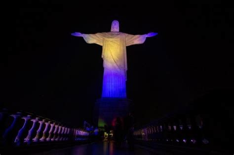 Cristo Redentor Veste Uniforme De Guga Kuerten Em Homenagem Ao