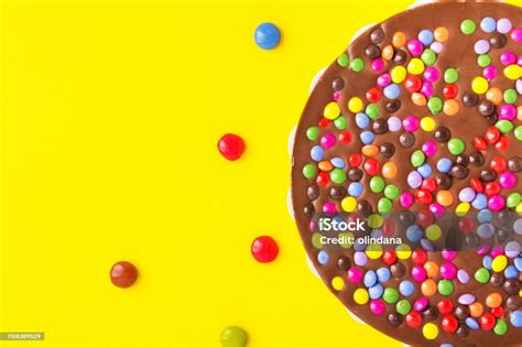 밝은 노란색 배경에 여러 가지 빛깔의 유리 사탕 뿌려 장식 밀크 초콜릿 생일 케이크 키즈 파티 축 하 재미 쾌활 한 분위기 포스터 인사말 카드 0명에 대한 스톡 사진 및