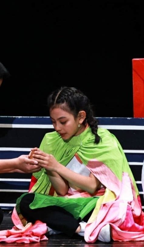 刘烨女儿霓娜近照曝光 台上表演五官深邃神态灵动 搜狐大视野 搜狐新闻