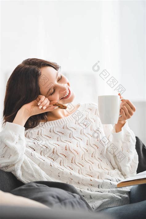 快乐的贵族女人手里拿着酒杯喝着淡淡的白葡 包图企业站