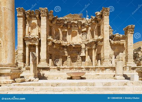 Ruinas Del Nymphaeum En La Ciudad Romana De Gerasa Jerash Moderno En