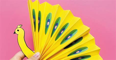 고수 아빠의 육아 비결 색종이로 부채 만들어 펼치면 화려한 수컷 공작새 나타나요