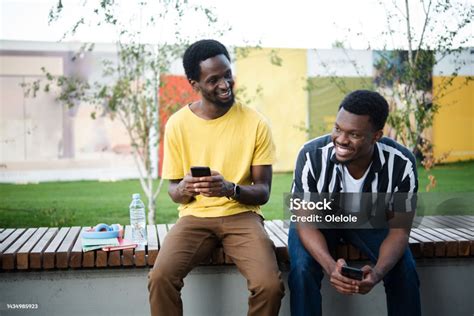 두 명의 아프리카 계 미국인 친구가 스마트 폰에서 재미있는 콘텐츠를 공유합니다 남자들만에 대한 스톡 사진 및 기타 이미지 남자들만 말하기 일체감 Istock