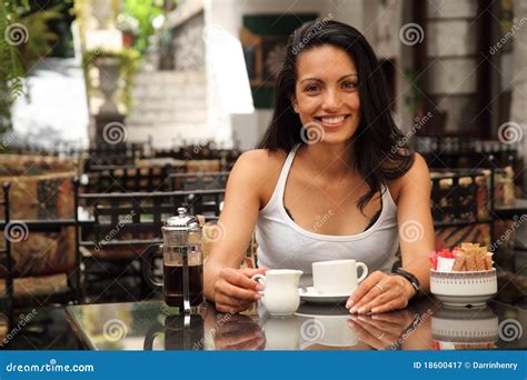 Sonrisa Hermosa De La Mujer Joven Feliz En Café Imagen de archivo