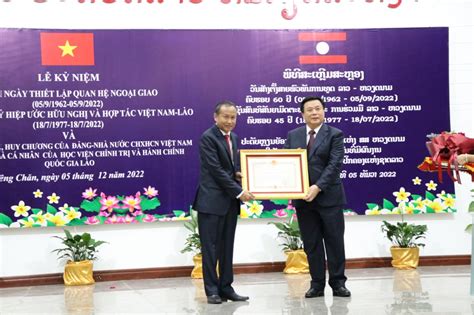 ພັກ ລັດຖະບານ ສສ ຫວຽດນາມ ປະດັບຫຼຽນໄຊ ແລະຫຼຽນກາ ໃຫ້ແກ່ການນໍາ ພະນັກງານ