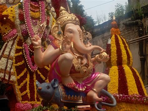 गणपती बाप्पा मोरया ढोल ताशांच्या गजरात पुण्यातील पाच मानांच्या गणपतीची