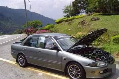 Gambar Kereta Rosak Tepi Jalan