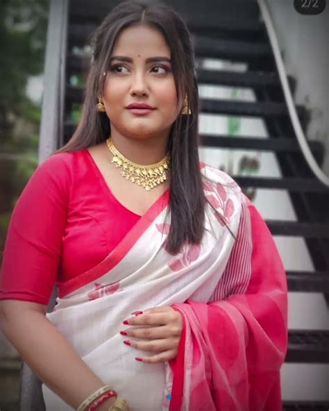 🥰লাল সাদা শাড়ি পরে কাকে বেশি সুন্দর লাগছে 🥰youtubeshorts Shorts