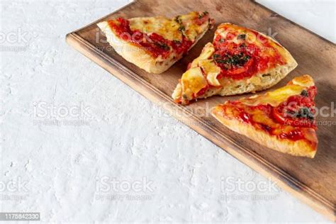 토마토와 모짜렐라 치즈를 곁들인 이탈리안 피자 이탈리아 요리 마르게리타 0명에 대한 스톡 사진 및 기타 이미지 0명 건강한