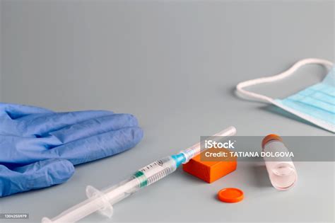 가벼운 배경에 예방 접종을위한 의료 장갑과 얼굴 마스크 유리 병 및 주사기 의료 및 예방 접종 제약 산업 수직 위치입니다 복사 공간 개념에 대한 스톡 사진 및 기타 이미지