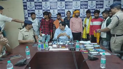 गुम हुए मोबाइल पाकर खिले लोगों के चेहरे दतिया पुलिस ने लौटाए 12 लाख रु