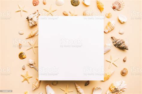 컬러 배경에 빈 인사말 카드와 빈 백서가있는 여름 시간 개념 텍스트 상단보기를위한 공간으로 분리 된 프레임 모양의 바다 해안에서