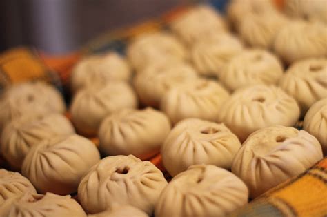 다진 고기와 반죽을 곁들인 전통 아시아 요리 음식 만두 클로즈업 만들기 준비 0명에 대한 스톡 사진 및 기타 이미지 0명