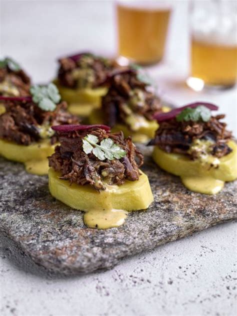 Hapje Met Pulled Beef En Bier Aardappelschijf En Sla Straffe Streek
