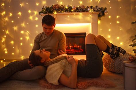 벽난로에 크리스마스 휴일 집에서 사랑에 행복 한 젊은 커플 12월에 대한 스톡 사진 및 기타 이미지 12월 가정 생활 가정의 방 Istock