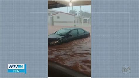 Forte Chuva Deixa Casas E Comércios Alagados E Encobre Carros Em Cássia