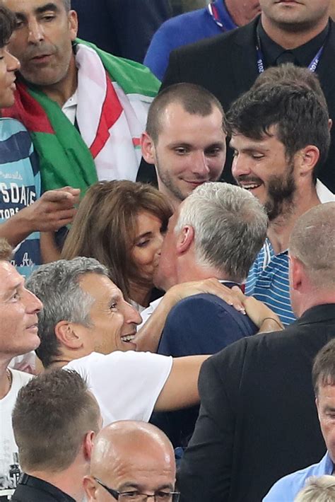 Photo Didier Deschamps Embrasse Son épouse Claude à La Fin Du Match