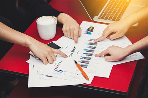 현대 노트북 컴퓨터로 소득 차트와 그래프를 분석하는 비즈니스 팀 닫습니다 비즈니스 분석 및 전략 개념 4 명에 대한 스톡 사진 및 기타 이미지 Istock