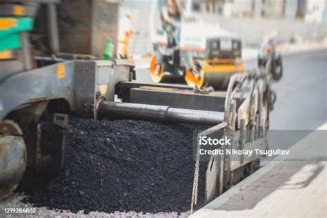 도로 건설 및 수리 작업 중 아스팔트 포장 기계 및 증기 도로 롤러 아스팔트 및 포장 과정 새로운 도로 건설 현장에서 일하는