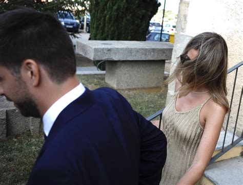Gerard Piqué Acompañado De Clara Chía En La Boda De Su Hermano