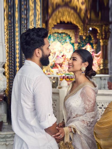 देवाचे दर्शन घेऊन मौनी रॉयने साजरा केला लग्नाचा पहिला वाढदिवस