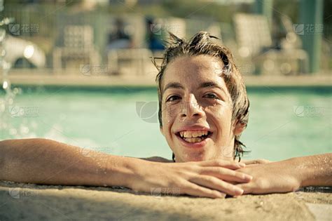 男孩靠在水池边