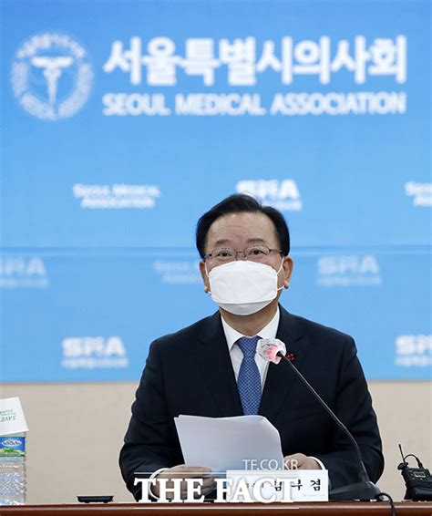 동네 병·의원 중심 의료대응 간담회 갖는 김부겸 총리 Tf사진관 포토 기사 더팩트