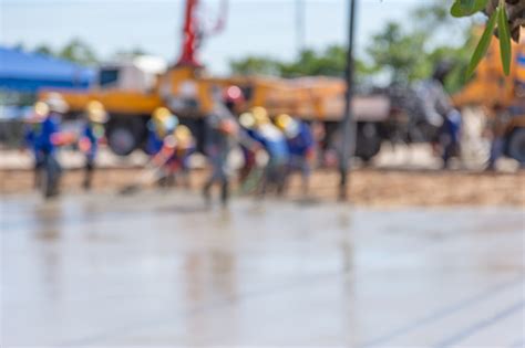 사용 하 여 나무 주걱 시멘트에 대 한 따르는 이미 콘크리트 후 붐 및 콘크리트 펌프를 배치 하 여 근로자의 흐리게 건설 산업에 대한 스톡 사진 및 기타 이미지 Istock