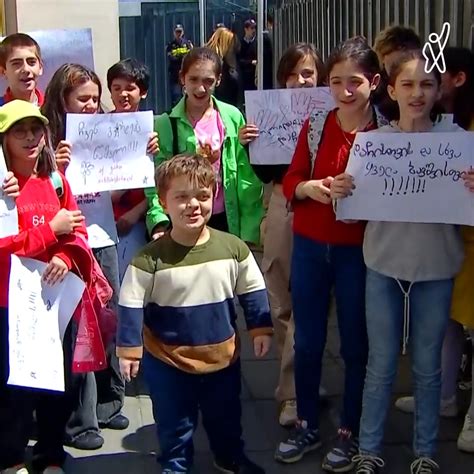 დაჩის მხარდასაჭერად აქციაზე მისი კლასელები მივიდნენ დაჩის მხარდასაჭერად კანცელარიასთან აქციაზე