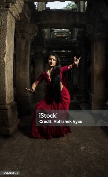 인도 댄스의 자세에 인도 여자 댄서 인도 클래식 댄스 바라타나티암 바라타리띠얌 춤에 대한 스톡 사진 및 기타 이미지 바라타리띠얌 춤 18 19세 Durga Puja