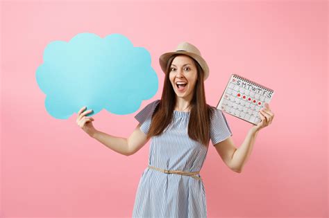 배경에 고립 된 생리 일 체크 블루 드레스 모자 들고 빈 빈 말 구름 연설 거품 여성 기간 일정에 여자 의료 의료 부인과