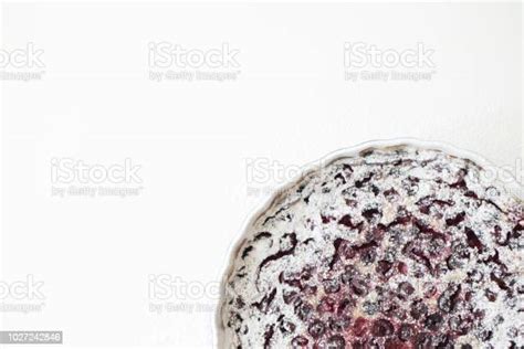 체리 Clafoutis전통적인 프랑스어 달콤한 과일 디저트 세라믹 형태로 체리 파이입니다 집 신 체리와 바닐라 Clafoutis