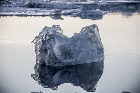 바다에 떠 있고 Jokulsarlon 아이슬란드에 반영된 얼음 조각의 근접 촬영 샷 무료 사진