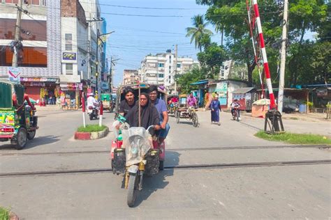 Rajshahi Woman Rickshaw Puller Struggles To Survive The Financial Express