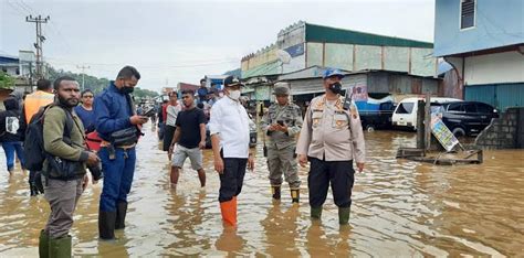 Aparat Gabungan TNI Polri Dan Basarnas Evakuasi Korban Banjir Dan