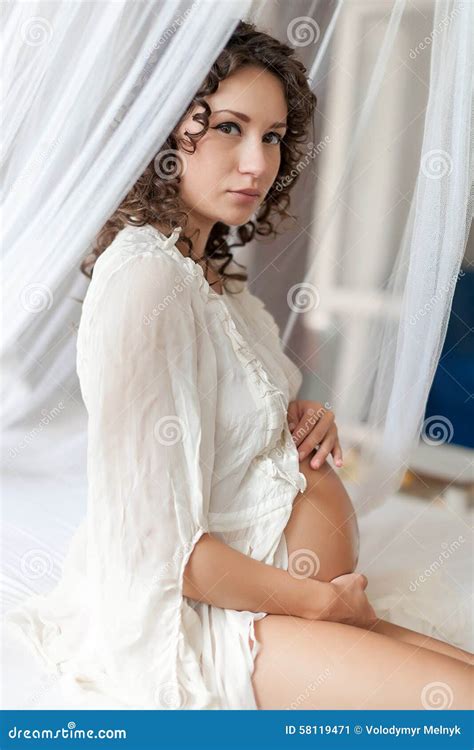 De Zwangere Vrouw Die Witte Kleren Dragen Stock Afbeelding Image Of