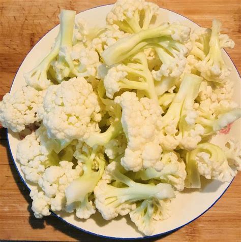 乾鍋花菜做法：一顆花菜，一塊五花肉，這麼做一大盤都不夠吃 每日頭條