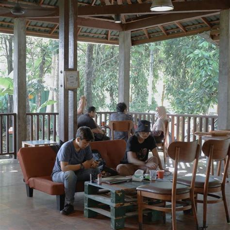 6 Tempat Makan Lesehan Jakarta Berbentuk Saung Dengan Suasana Alam