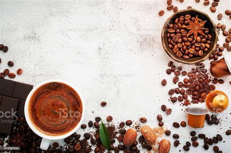 다양한 커피 어두운 구운 커피 콩 갈고리 및 캡슐의 배경은 복사 공간이있는 흰색 콘크리트 배경에 스쿱을 설치합니다 0명에 대한 스톡 사진 및 기타 이미지 Istock