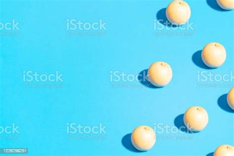 여름 추상 적인 트렌디 한 신선한 컨셉 밝은 밝은 파란색 배경에 중국어 아시아 배 패턴 복사 공간입니다 최소한의 플랫 레이 푸드 텍스처 0명에 대한 스톡 사진 및 기타