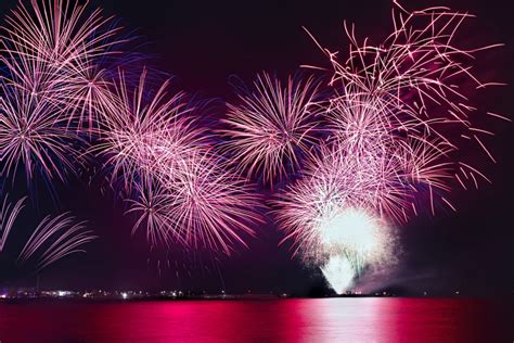 水面を真っ赤に染める光を放つ花火 フリー（無料）写真素材 ダウンロード Blue Green